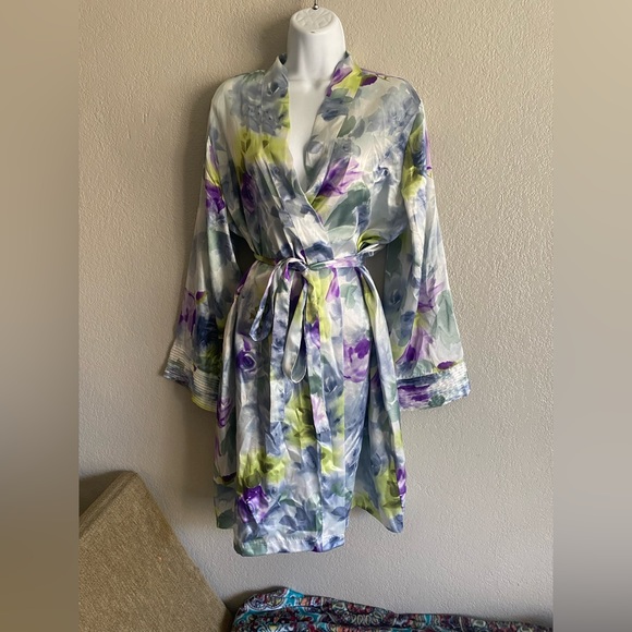 Morgan Taylor | Intimates & Sleepwear | Satin Floral Intimates Robe ...